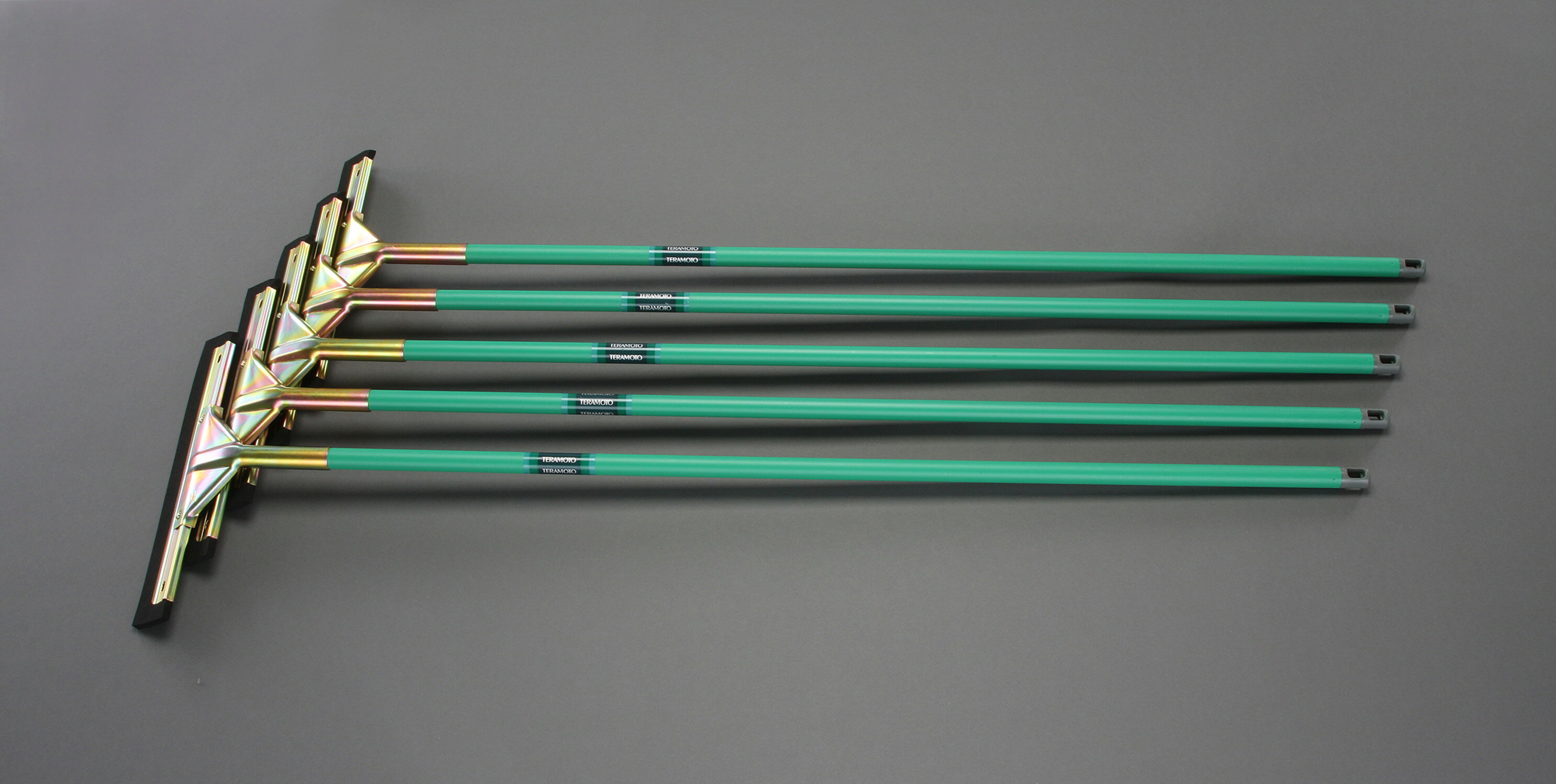 ●入数…5本●全長…1,385mm●ゴム幅…約480mm●重量…790g●材質…頭：スチールにクロメートメッキ、先ゴム：NBR、柄：Ф25.4スチールパイプにポリエチレン接着被膜油に対して耐久性のあるゴムを使用したドライヤーです。柄の先端は...