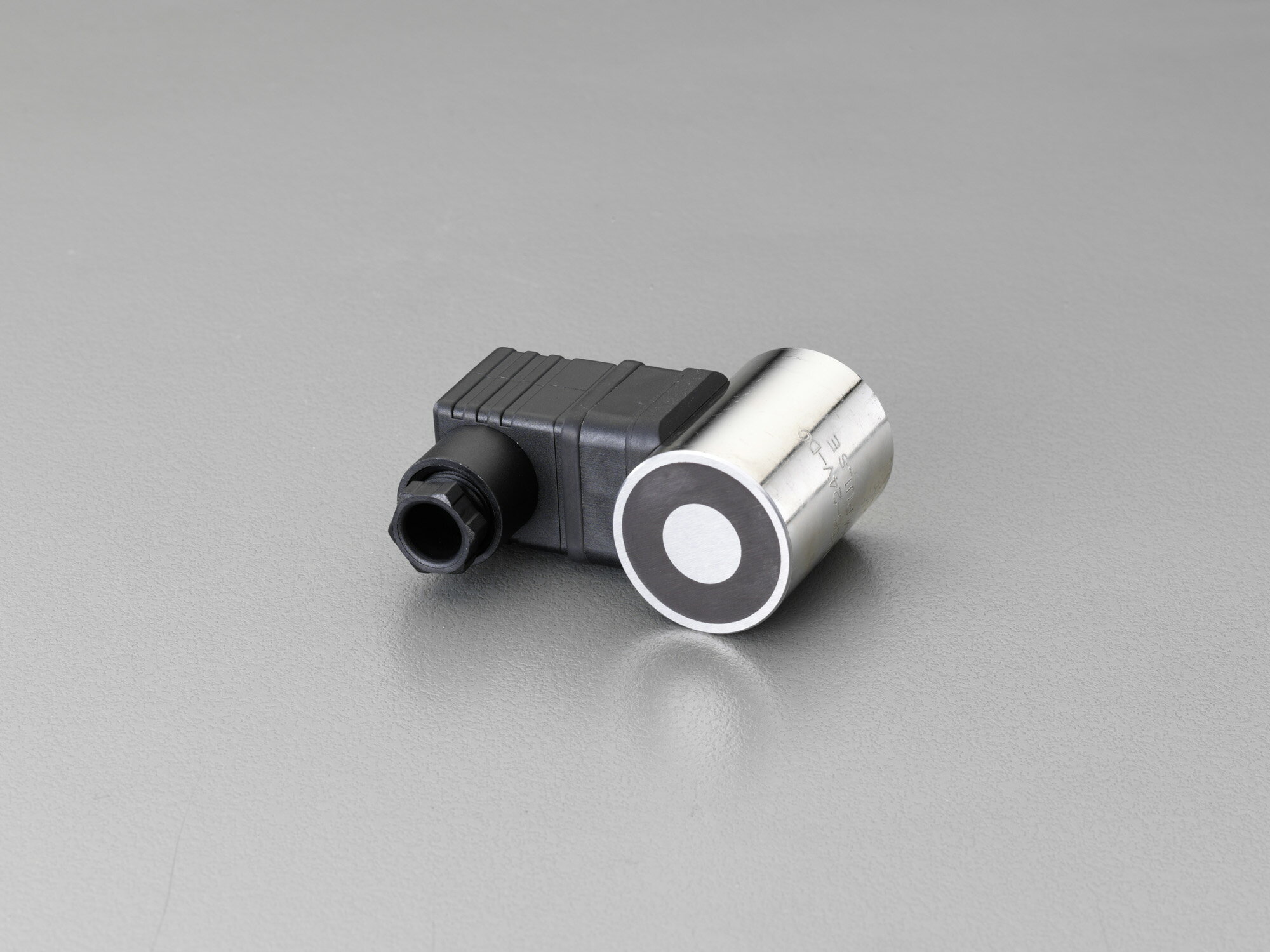 ●電源:24VDC●電流:240mA●吸着力:285N●サイズ（D）:φ35mm●サイズ（mm）:L:48、b:50、W:78、d1:M5(深さ8mm)●重量:350g●IP値:54●材質:鉄スチール　ニッケルメッキ仕上げ24VDCの電流で...