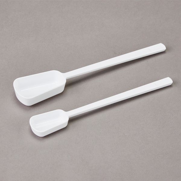 2本組材質：AS樹脂容量：小：5ml、大：15mlサイズ：小：165(L)×25(W)×10(H)mm、大：180(L)×35(W)×15(H)mm重量：小：8g、大：12g深いビンや細長い容器の底までしっかり届きます。入数：1個00001...