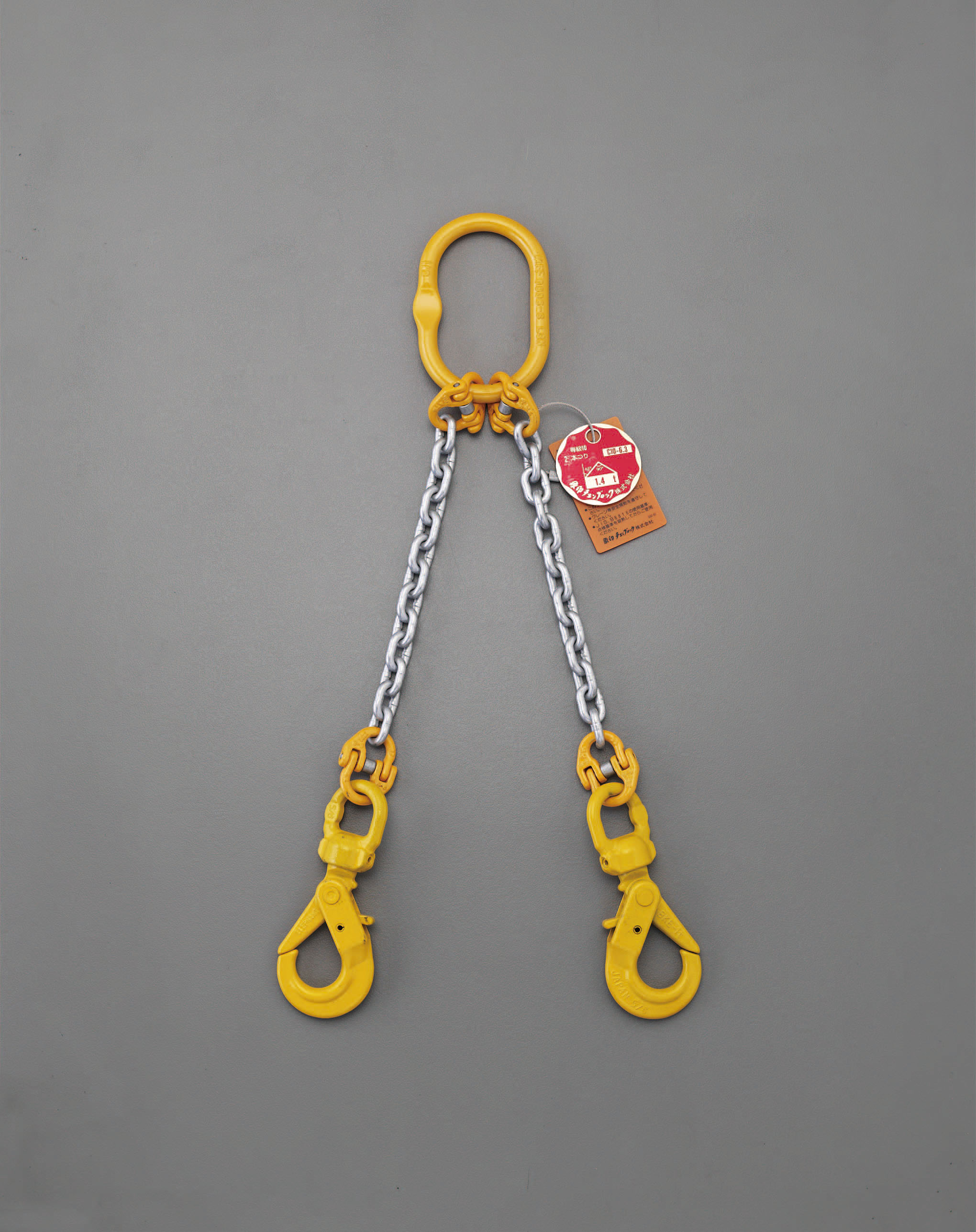 ●使用荷重:0-60°(1.7t)60-90°(1.4t)●全長:3m●マスターリング内径:120×70mm●チェーンサイズ:6.3mm●重量:6.9kg2本吊スチール鋳鉄製スプリングフック(ボール入)マスターリング付00001223451...