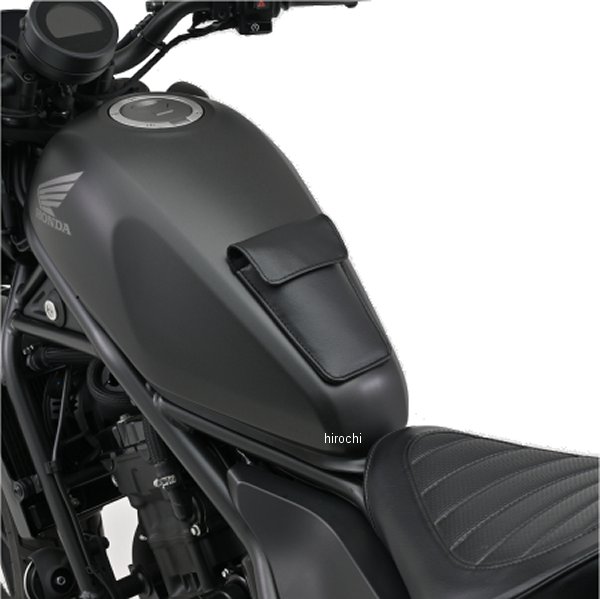 デイトナ 小物入れ付きレザータンクパッド プレーン汎用カラー：ブラックタイプ：プレーンサイズ：H165mm×W122mm素材：PVCレザータンクを傷つけない強力両面テープ固定※裏側の切れ目は縫製を裏返して行なう製造工程上必要なものです。※縫...