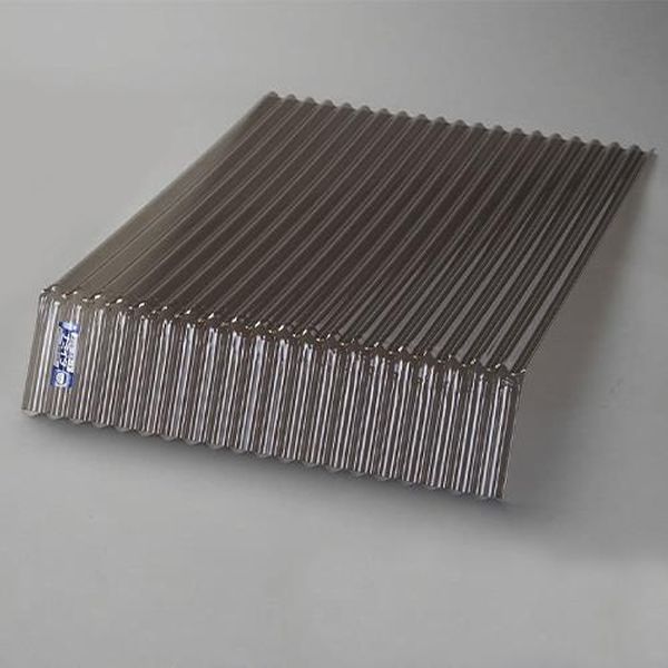 ●サイズ(mm)…1220×655●板厚…0.7mm●カラー…ブロンズ●入数(枚)…10●材質…ポリカーボネート●重量(g)…912g/枚●曲がり角度…約110度●曲がり部分の長さ・・・150mm±10mm●軒先を美しく仕上げるときに便利な...