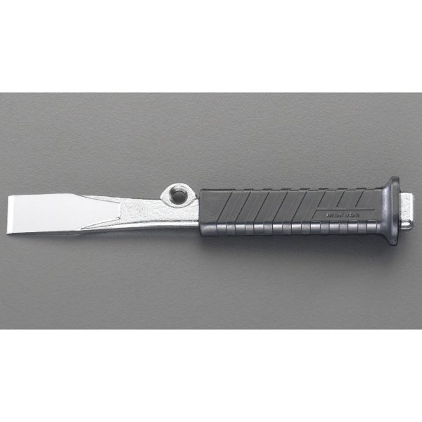 刃幅：30mm全長：220mm重量：270g材質：炭素工具鋼（HRC56から58）用途：薄鉄板の切断作業、溶接のバリやノロとり作業、ペンキや錆落とし作業全体を薄く設計しているため、切断能力が高くなっています。ショックの少ないソフトグリップ採...
