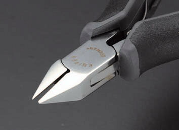 全長：115mm切断能力：軟線φ0.3から1.3mm、中硬線φ1.0mm表面抵抗：1X10^5から1X10^12Ω刃硬度：HRC57ハンドル：コンフォート(ESD)仕上げ：高級磨き直刃テーパー000012011850 HD　