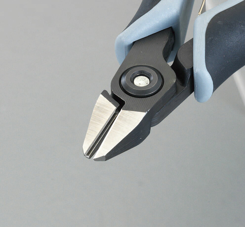 全長：125mm刃硬度：HRC64ハンドル：コンフォート(ESD)仕上げ：磨き切断能力：軟線：1.3mm、中硬線：0.8mmテーパー直刃バネ付切断片を保持するワイヤークランプ付000012209081 HD