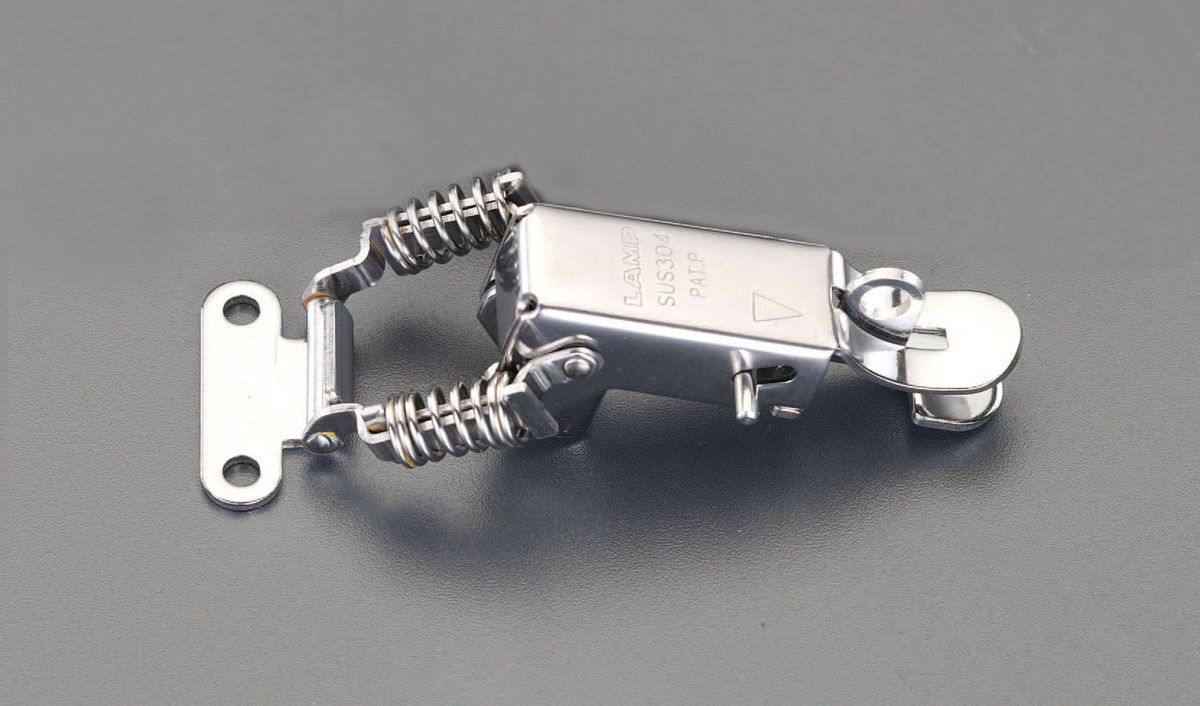 材質：SUS304仕上：光沢バレル研磨サイズ：88X35mm仕様：ばね付入数：1個ロック付で振動に強く、不意の解除を防ぎます。ツル径6mmまでの南京錠での施錠ができます。000012202559 HD　