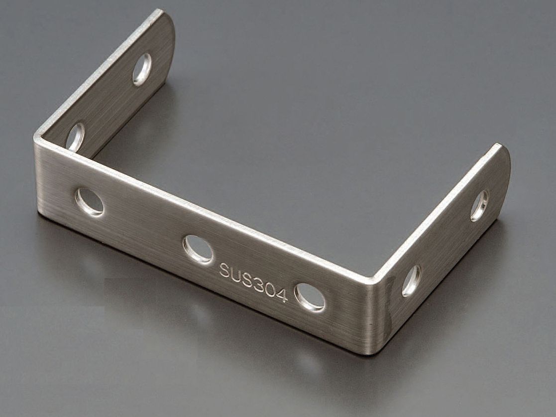 材質：ステンレス(SUS304)厚み：2mm穴径：6.2mmサイズ：L1：102mm、L2：52mm、W：19mm穴数：8重量：約52g(1個あたり)入数：1個000012221739 HD　