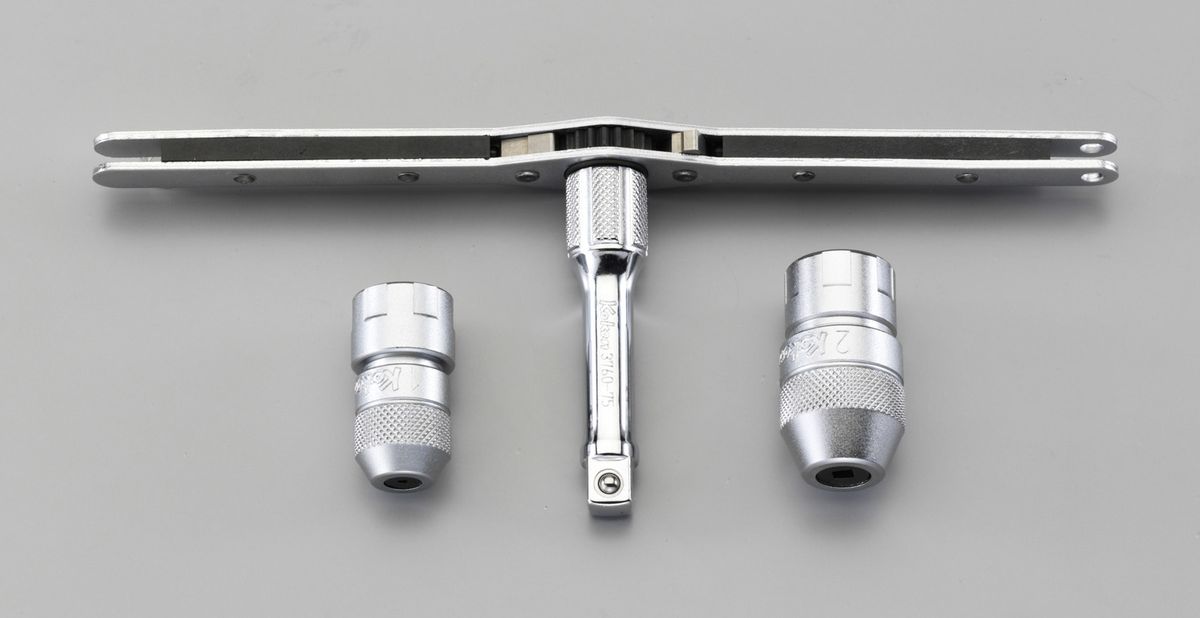 ●セット内容…タップホルダー(EA829AR-1・-2)×各1個、T型ラチェットハンドル200mm(EA829MV-3)×1本、エクステンションバー125mm(EA618BB-4)×1本、ビニールケース付●適合タップサイズ…EA829AR-...