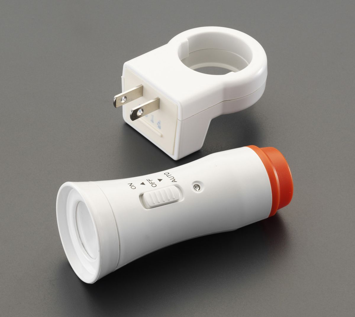 ●電源…ニッケル水素(内蔵蓄電池)●照度…22lx(1m前方)●連続点灯…約8時間●サイズ…φ45×102mm(本体のみ)●重量…55g(本体のみ)通常時は明暗センサーによる常夜灯、停電時には非常灯、ホルダーから持ち上げるとハンディライトに...