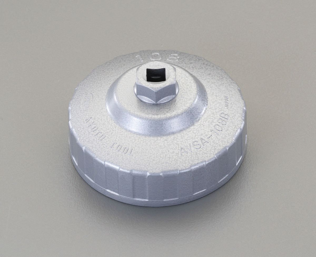 差込角：1/2"六角対辺：27mm外径：117mm高さ（H）：64mm形状：15角重量：550g2から4tクラスのトラック、バス等のエンジンオイルフィルターカートリッジの脱着作業に。ドライブ角部に鉄（鋼材）を使用、アルミ部も厚さを増し耐久力...
