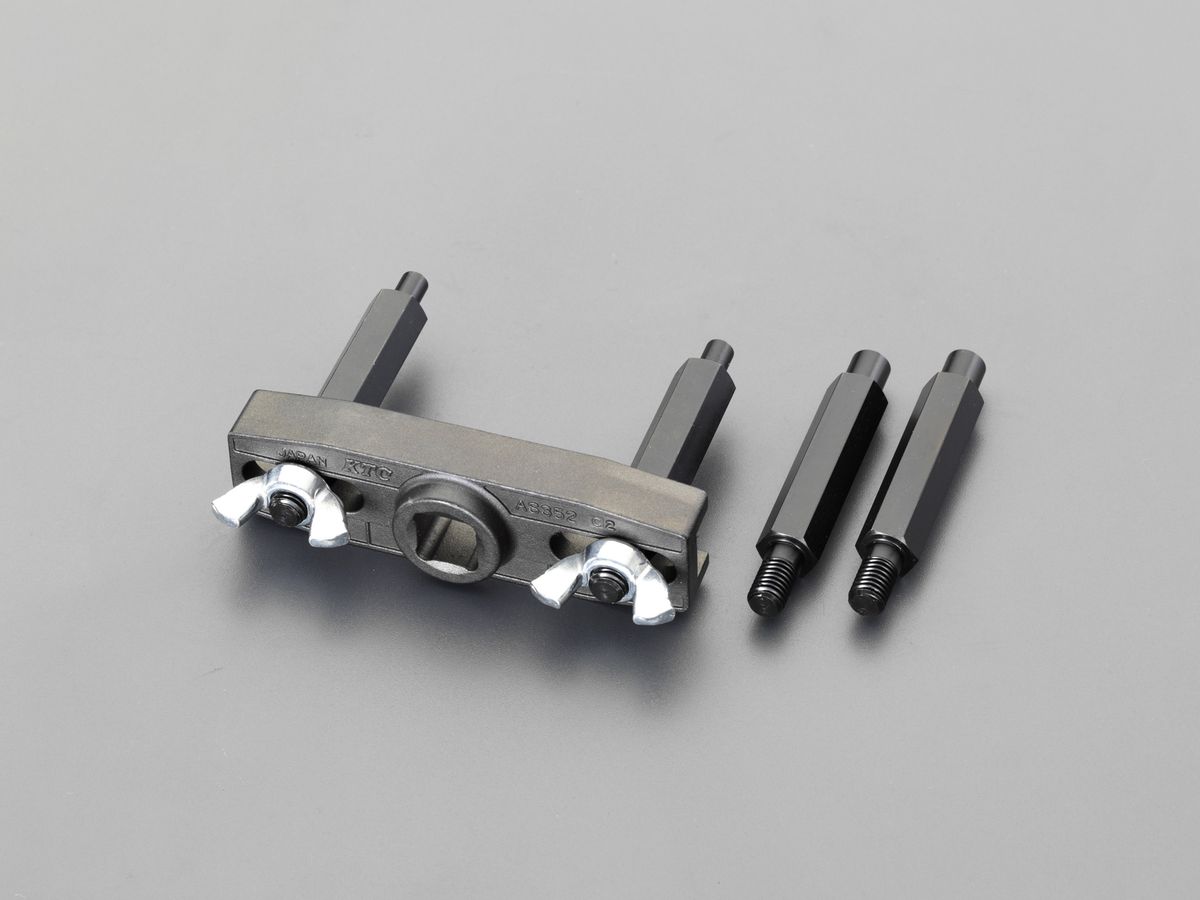 差込角：1/2"適合P.C.D：50から85mm適合ピン穴径：φ6.8から10mm内容：本体、ピン（穴径φ6.8から9mm用）、ピン（穴径φ9.1から10mm用）、蝶ナットX2個本体サイズ：100（W）X28（D）X20（H）mmピン長さ：...