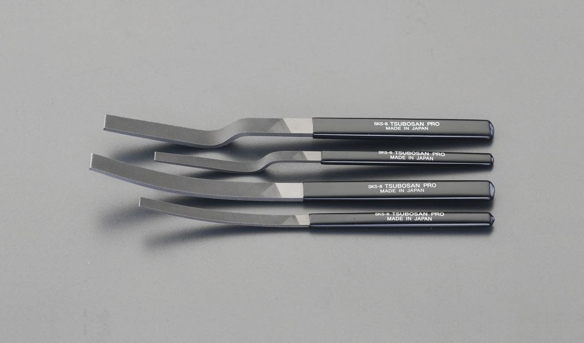 【セット内容】4本組粗さ：中目材質：合金工具鋼(SKS-8)コーティング長：全長215mm：100mm、全長185mm：80mm用途：Rの仕上げ、修正に平、クランク型（215X11X3.5mm）平、クランク型（185X7X2.5mm）平、舟...