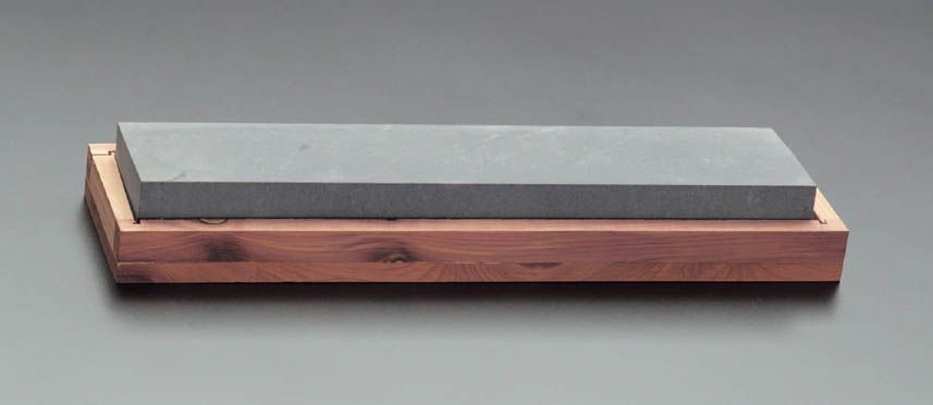 仕様：極細目サイズ：250X50X25mm木製ケースサイズ：275X75X45mmアーカンサスストーン天然石の為、写真の色や模様、筋目が異なったり、部分によっては多少の割れ、欠けがありますが、特に使用上の支障はございません。00001202...