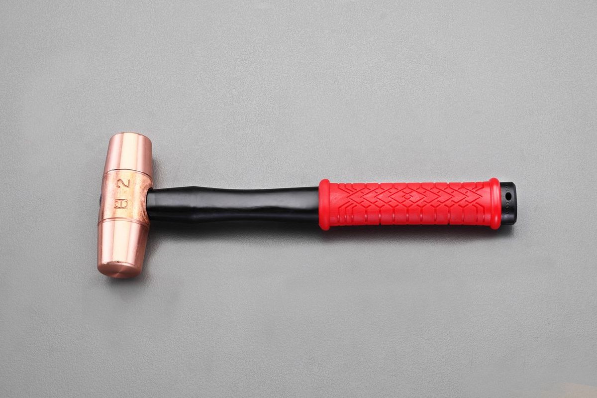 頭サイズ：φ38X133mm全長：375mm全重量：1800g材質：頭：銅、柄：ポリプロピレン(2重成形)ヘッド硬度：HB 80°用途：ジグの取付け、機械の修理、金型作業に頭部は伸銅品で熱を加えることなく加工しているので靱性があり、鋳造銅ハ...