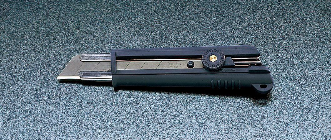 材質：本体： エラストマ樹脂、刃：SK-120ネジつまみ： ポリアセタール樹脂内軸： ステンレス様式：ネジロック式全長：180mm刃幅：25mm刃厚：0.7mm替刃は付属されていません。EA589BA-1をご使用ください。ノンスリップハンド...