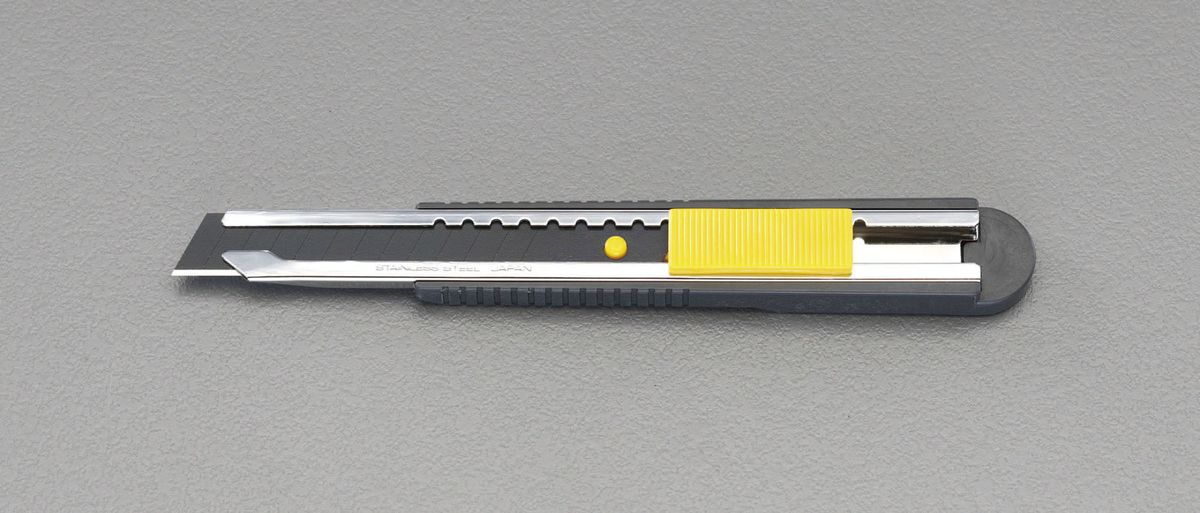 刃材質：特専黒刃様式：オートロック式全長：145mm刃幅：12.5mm刃厚：0.25mm用途：クロス、紙などを切るためのプロ専用カッター切り口が目立たない超薄刃を装着した中型カッターナイフです刃がぐらつかないプレス加工が施されています手にフ...