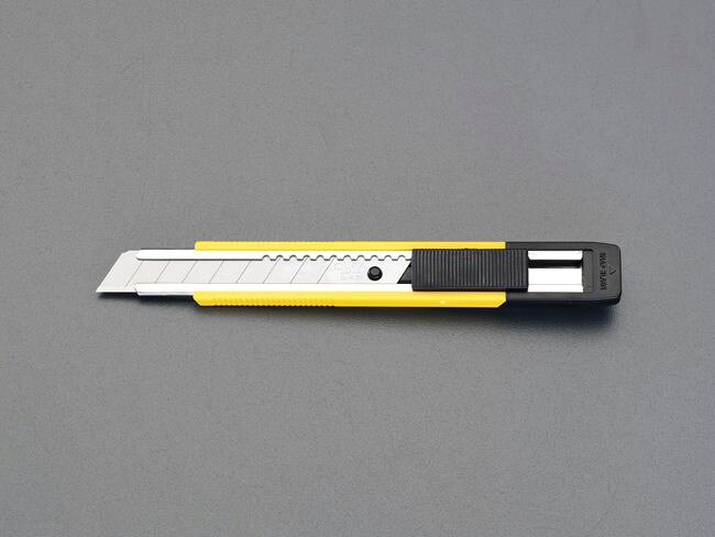 材質：本体：再生ABS樹脂、刃：合金工具鋼様式：オートロック式、左右両用全長：138mm刃長：83.3mm刃幅：12.5mm刃厚：0.45mm重量：55g薄い紙から厚手のダンボールまで安定したカットが可を実現。スリムなフォルムに刃厚0.45...