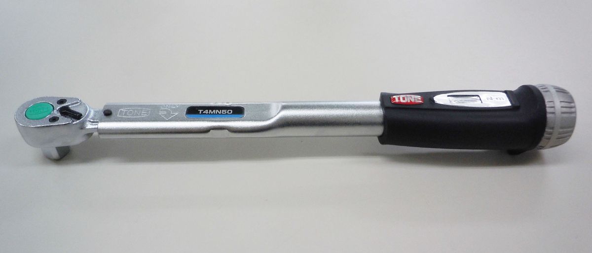 ●差込角…1/2”●サイズ…B：27mm、 H：32.3mm、 T：17.8mm、 L(全長)：303mm●トルク範囲…10〜50N・m●最小目盛…0.5N・m●精度…±3%●重量…510g●トルク負荷方向…右回転●ケースサイズ…(W)35...