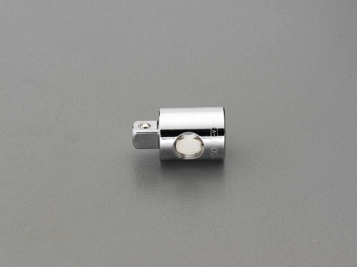 ●差込角…1/2”●メス…1/2”●オス…3/8”●全長…40mm全体に設けられた差し込み穴にはEA687BV-101、102、103(別売)のエクステンションバーを差し込み可能。T型スライドハンドルとしてもお使いいただけます。000012...