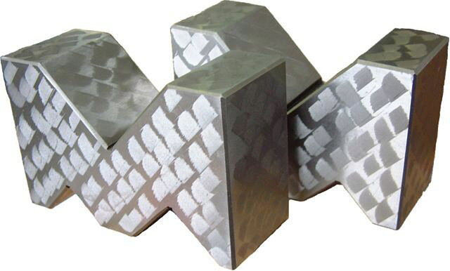 ●平行度…0.02mm●直角度…±0.02mm●V溝直角度…±0.03mm●材質…鋳鉄●サイズ(mm)…100×58×35●重量…3kg●入数…2個※2個組みは同一サイズだが、別組とはサイズに誤差があります。000012079797楽天 HD店　