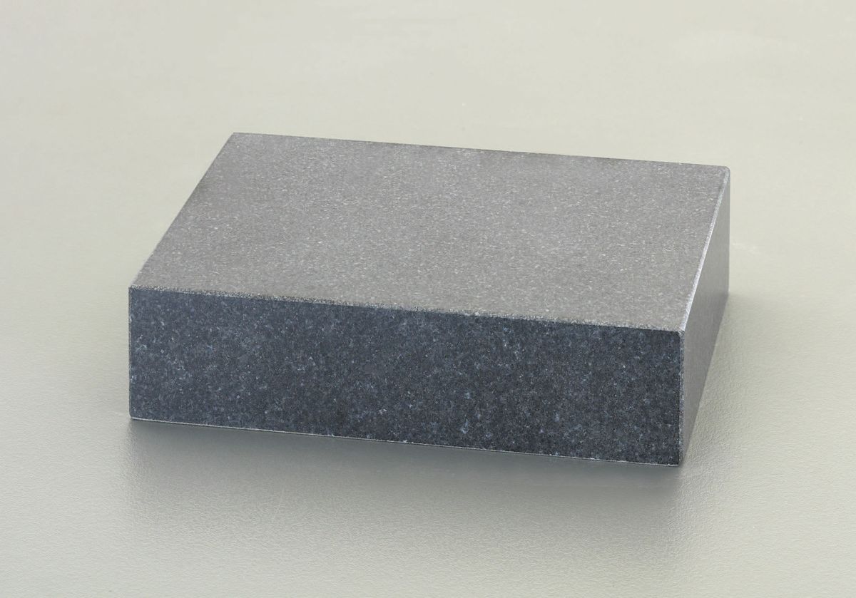 ●材質…花崗岩●サイズ…250x250x70mm●平面度…3μm●重量…12kgJIS0級相当花崗岩を使った精密定盤で、硬度が高く耐摩耗性に優れ、錆びません。平面度、平行度、真直度測定や、加工品の芯出し、ケガキ、組立て作業に。0000122...