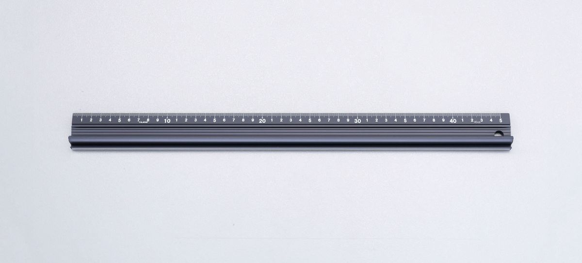 材質：アルミサイズ：40(W)X18.5(D)全長：450mm真直度：0.45mm以下重量：150g特長：カッターから手を守る、高さ18.5ミリのガード付定規。強度に優れた中空リブ構造を採用。底面にすべり止めゴムを埋め込み安定した使用感。ス...