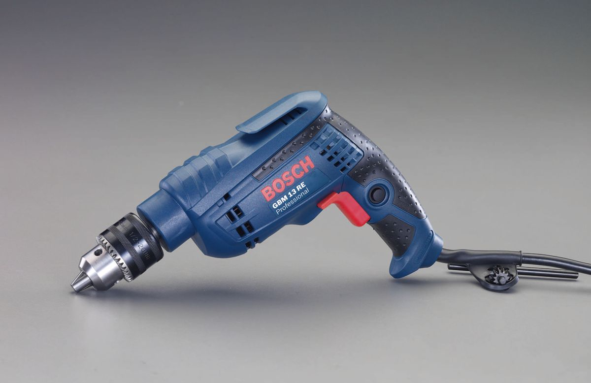 ●電源…AC100V●消費電力…600W●チャック能力…1.5〜13mm●回転数…0〜2600rpm●穴あけ能力…鉄工：φ13mm、木工：φ30mm●コード長…2.5m●サイズ…189×245mm●重量…1.7kg二重絶縁、電子無段変速、正...