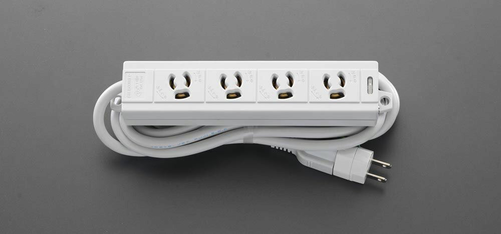 ●コード長:3m●定格:15A・125V(1，500Wまで)●コンセント:4個(接地型)●プラグ:2P接地(3P→2P変換アダプター付)●サイズ:45×200×30mmRoHS指令対応抜け止め機構付　マグネット付通電表示ランプ付の為、消し忘...