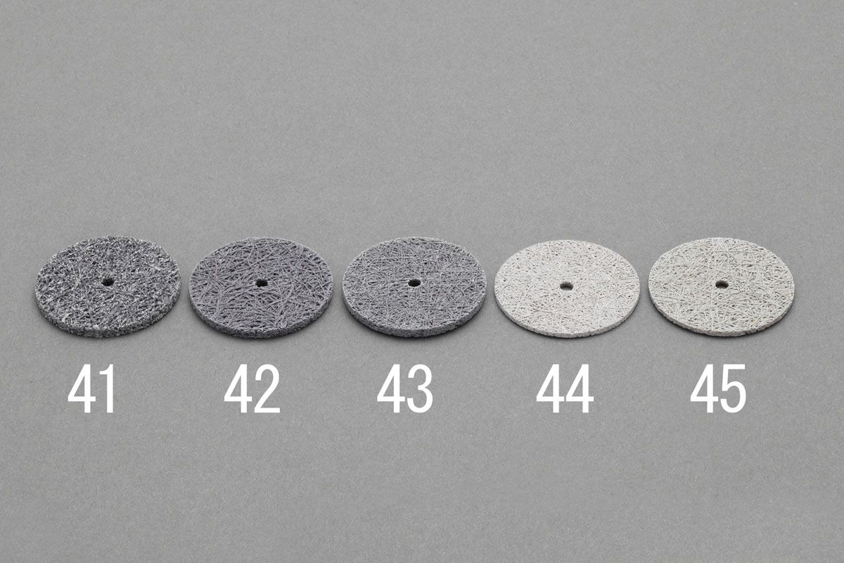 ●最大回転数…5000rpm●粒度…＃240●外径…30mm●穴径…3mm●厚み…2mm砥粒入りコットン不織布を圧縮しました。アーバーは、EA819AS-300をご使用ください。溝スリット等への研磨作業に最適です。000012240869 HD　