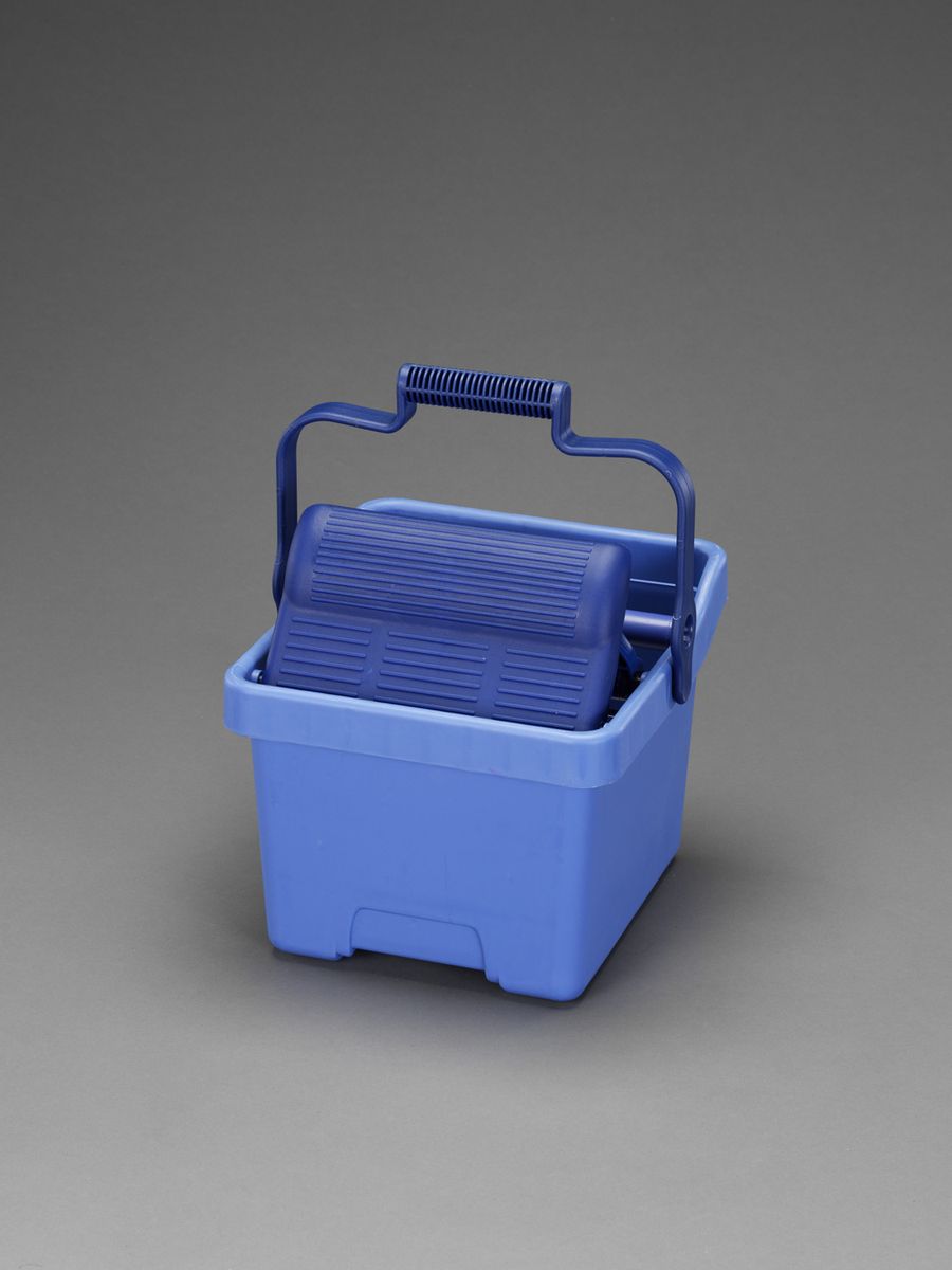 ●バケツ容量…13L（最大）●バケツサイズ…315(W)×325(D)×265(H)mm●適用モップサイズ…最大毛幅250mm●重量…1.8kg●材質…バケツ：ポリプロピレン(PP)、ローラー：ポリプロピレン(PP)、ペダル：ポリプロピレン...