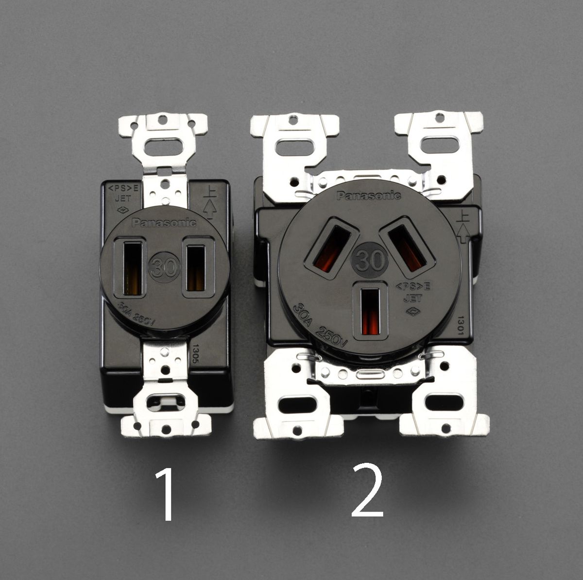 ●定格容量:30A250V●適合電線:IV、VVF、VVR:φ2.6、φ3.2mm、5.5mm2、8mm2●プラグ:2P●サイズ:42×106.2×42.5mm(D)000012257897 HD　