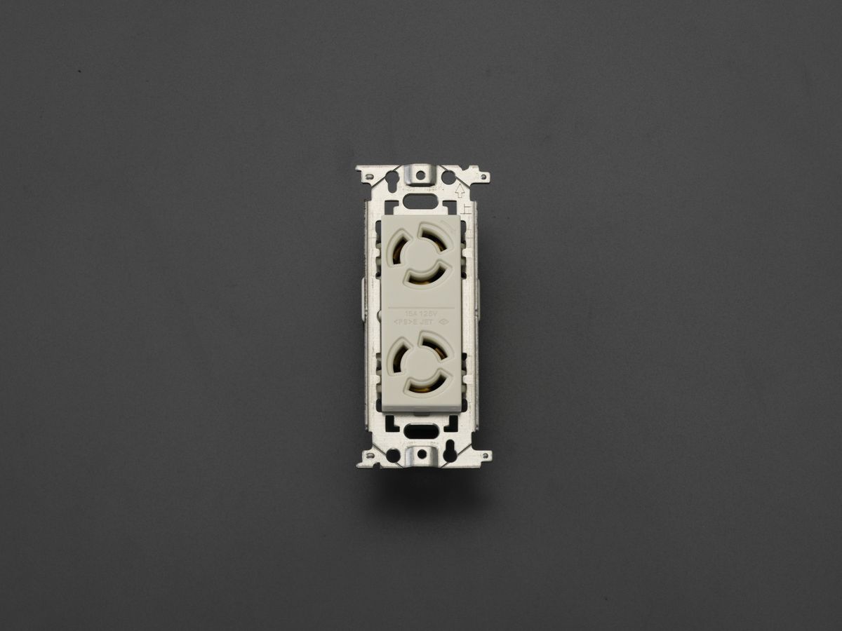 ●定格容量:15A 125V●差込み口:2個●適用電線:φ1.6、φ2.0●サイズ（コンセント部）:48×68.7×33.6(D)mm●結線方式:速結式ねじなし端子式●適用電線:φ1.6、2mmCu単線専用フルカラー3個用プレート適合引掛0...