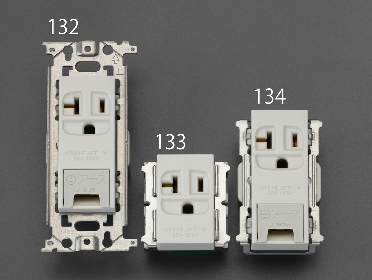 定格容量:20A 125V差込み口:1個サイズ:48×110×30(D)mm送り端子なし フルカラー3個用プレート適合仕様:接地アースターミナル付15A/20A兼用タイプ適用電線:φ2、2.6mm Cu単線専用電線、接地端子:速結式ねじなし...