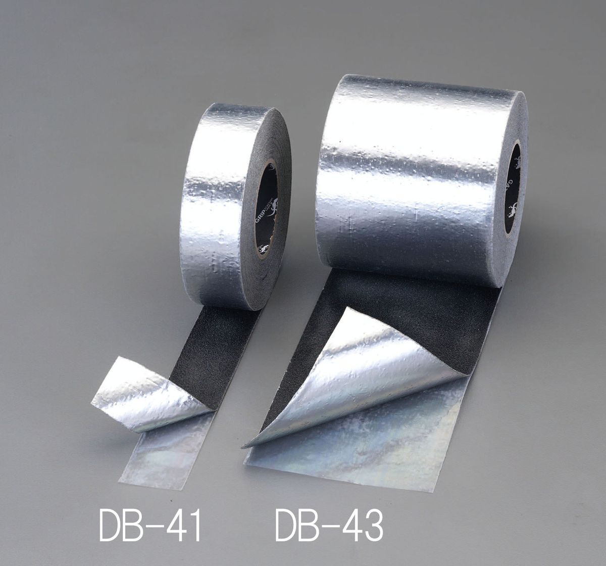 ●粒度:＃46●長さ:18.3m●厚み:0.9mm●幅:50mm●色:黒屋内外兼用粘着テープ式（剥離紙付）裏面はアルミニウムで耐酸化性があります。縞鋼抜に最適です。耐化学物質・耐水・耐油・耐候性があります。自動車のステップ、建物や駐車場の滑...
