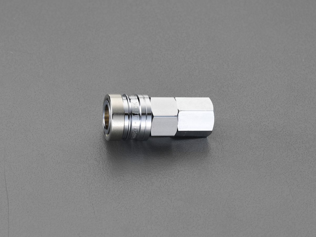 ●ねじサイズ:Rc3/8"●使用圧力:0.98MPa●材質:鋼鉄(クロムメッキ）・ガード部(ニッケルメッキ）●サイズ:20型ワンプッシュ式スリーブの手前にカバーを付ける事により外的衝撃による不意の離脱を防止します。000012253347 HD　