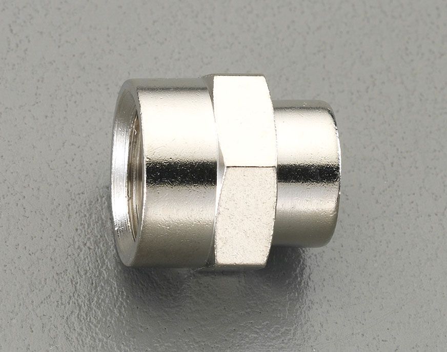 ●材質:真鍮（ニッケルメッキ）●最高使用圧力:0.78MPa（8kgf//cm2）●ねじ径:G（PF）1/2"×G（PF）3/4"●ねじ有効長:15×17mm●六角対辺:32mm●全長:30mm●重量:約107g000012236129 HD　