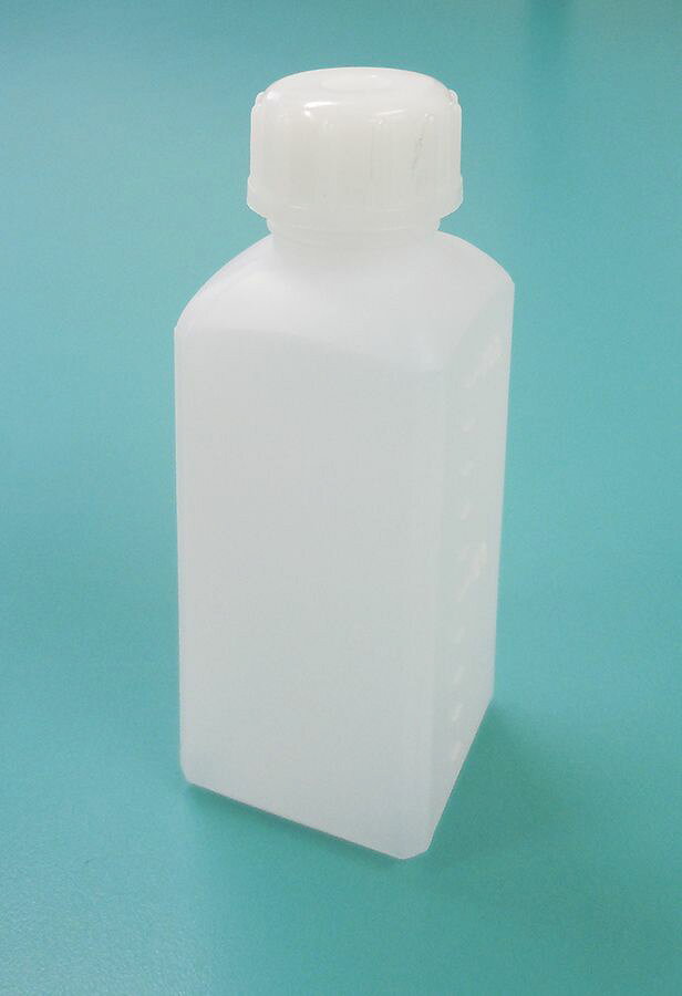 ●材質:ポリエチレン●容量:100ml●サイズ:40×40×115（H）mm●目盛間隔:10ml●フタ内径:17mmフタは、ねじ式中ブタ付目盛付き密閉性を重視していますので中栓を付けています。正方形なので、隙間なく収納できます。入数は1個入...