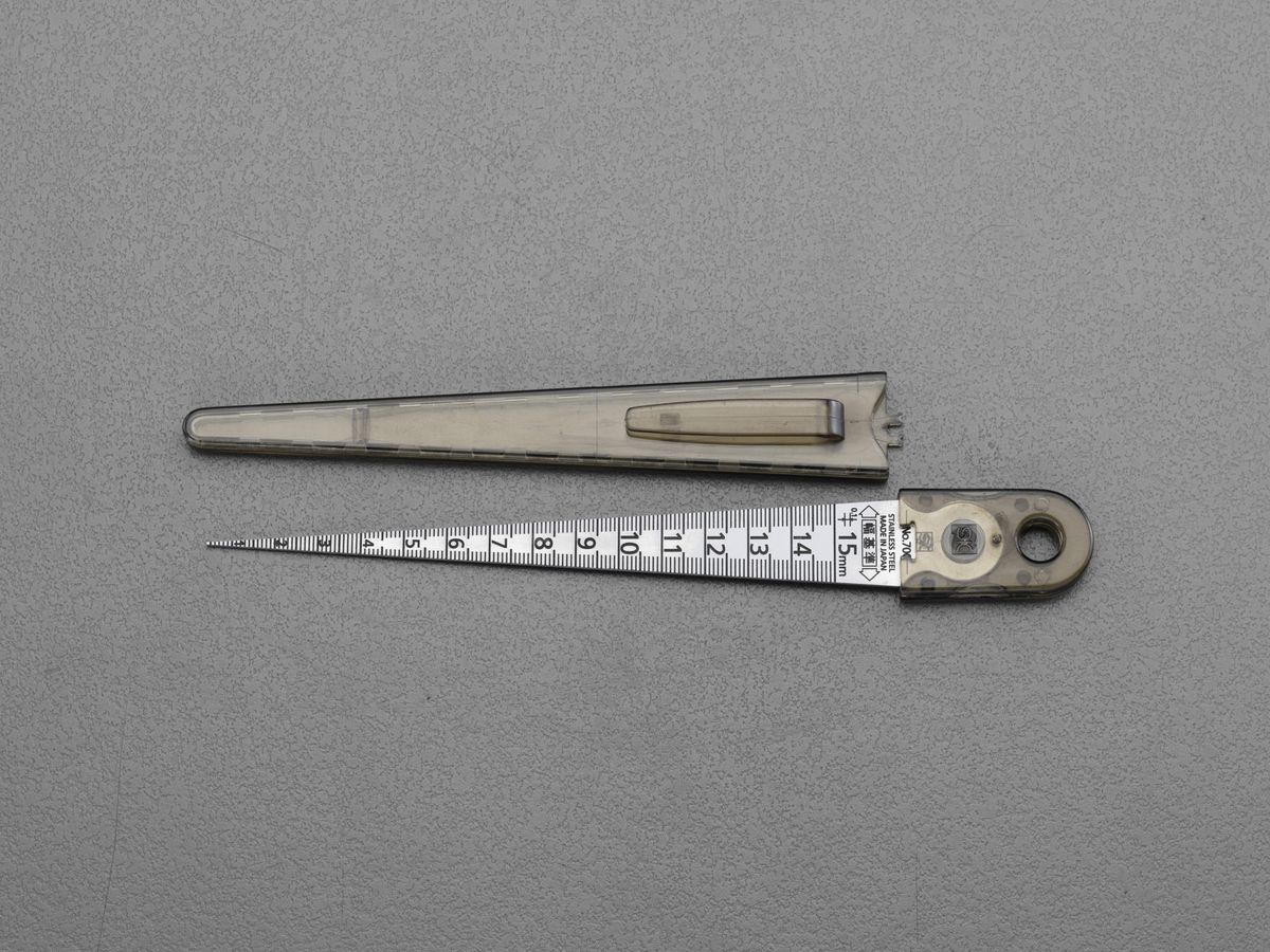 ●測定範囲…（表）テーパーゲージ：1〜15mm（裏）直尺目盛：0〜12cm●最小目盛…（表）0.1mm（裏）1mm●材質…ステンレス●全長…148.5mm●機能…直尺目盛、丸穴専用換算表付（裏面）クリップ式収納ケース付00001225774...