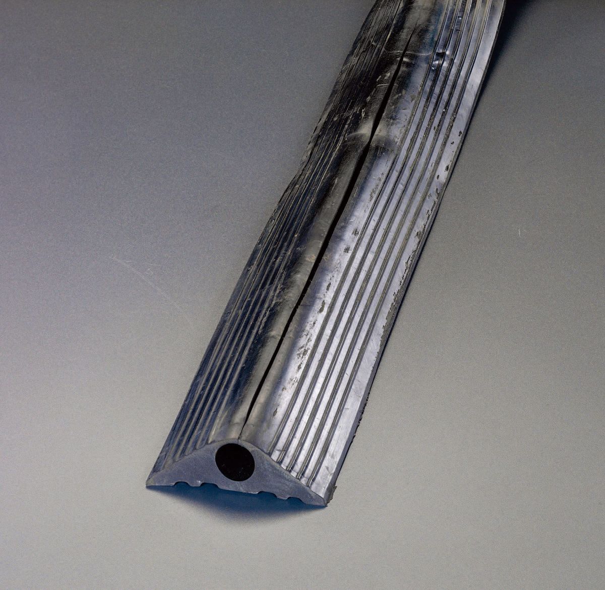 ●材質:特殊弾性樹脂●サイズ:φ40mm×4m●参考耐荷重:約5t台車や人が通る場所でのコード保護に適しています。耐久性・耐磨耗性に優れています。000012202014楽天 HD店　