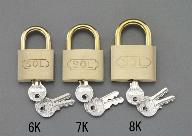 ●材質:真鍮●幅(mm):50●ツル径(mm):7.1●クリアランス(mm):タテ:24.0、ヨコ:25.4鍵3本付EA983TC-6K、-7K、-8Kの南京錠が同じ鍵で施解錠できます。複数の箇所を1つの鍵で管理できるので、施設等で大変便利...