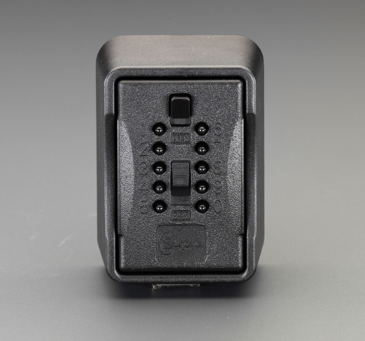 ●材質:本体:亜鉛合金、焼付塗装保護カバー:TPE樹脂●設置場所:壁面取付●本体サイズ:外寸:88×65×120(H)mm、内寸:60×40×95(H)mm保護カバー着装時:95×70×131(H)mm●重量:1460g●取付穴数:4●取付...