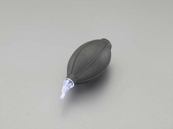 サイズ：φ54×125mm材質：本体部：シリコン、先端部：PVCカラー：ブラックペンギンの嘴をイメージした独自のくびれを持つペンギンノズルを搭載したブロアーです。狙った場所に吹き付けやすく、手に馴染みやすいサイズ感で連続噴射しても疲れにくい...