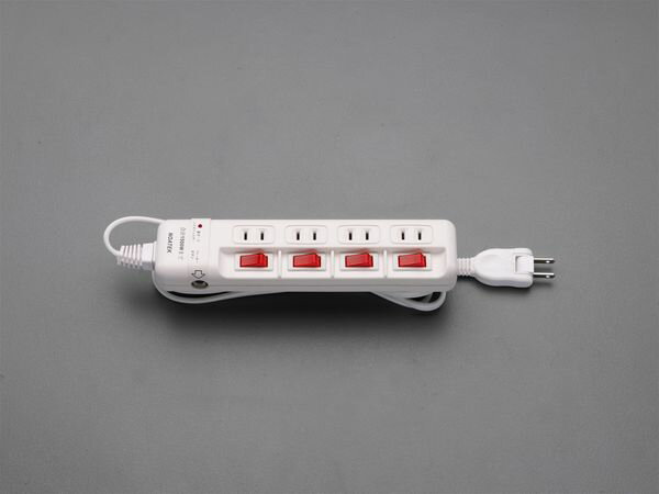 コンセント：2P×4個個別スイッチ：4個(ブレーカー内蔵)プラグ：2P(スイング式・トラッキング防止回転プラグ)定格：15A・125V(50/60Hz)雷サージ機能(本体内蔵)：最大サージ電圧：6000V(1.2/50μs波形)、最大瞬時電...