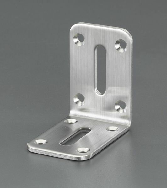 材質：ステンレス(SUS304)サイズ：長さ×長さ：90×90mm、幅：60mm、厚み：3mm穴数：ビス穴：8長穴：2ビス穴径：φ4.5mm長穴サイズ：7×50mmヘアーライン仕上げ長穴付きでM6ボルトでの固定が可能です。EA951EF-5...