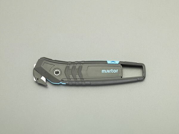 全長：155mm作業時断面：6mm材質：刃：スチール、本体：プラスチック刃長：38.9刃幅：25.8刃厚：0.3mm刃は両サイド仕様。1枚で2回使用可能です。バンドカット、テープカット、フィルムカット等の開梱作業が1本でできます。替刃1枚付...