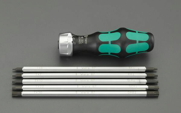 <セット内容>:6点セットビットサイズ:T6×T8・T7×T9・T10×T15・T20×T25・T30×T40ラチェット式ドライバーハンドル:115mmハンドル六角対辺:6mm送り角:8°セット時全長:215mm左右切替式工具袋...
