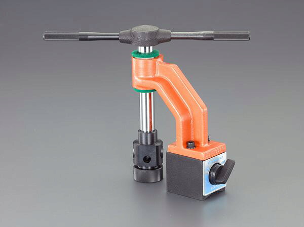 タップ能力:M3〜M12最大ストローク:60mm吸着力:0.8kN(80kgf)サイズ:全高:210mm、磁石部:50×58.5×55mm重量:2.5kg小型軽量で持ち運びが容易です。正確なタップ立てが平面や側面に簡単にできるタップ案内ホル...