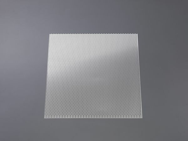 材質:アルミ鋼板サイズ:500×500mm穴径:5mmピッチ:8mm厚み:2.0mm片面にポリエチレン製の保護フィルム付き輸送や施工時に表面を保護し、仕上がりまで美観を保ちます。EA952B-382楽天 HD店　
