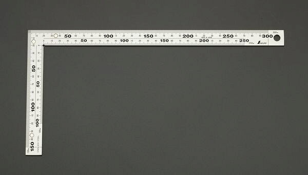 長さの許容値：±0.2mm材質：ステンレス(SUS430J2)測定目盛：(外)300×150mm(内)250×100mmJIS規格品表裏mm単位表示8段目盛ストラップ穴付EA720YV-11楽天 HD店　