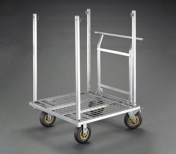 全長：920mm全高：950mmタイヤ：φ200mmノーパンクタイヤ重量：35kg材質：スチールフットブレーキ付スタンド棒を付けてフレコンスタンドとしての使用、外して台車としての使用と2パターンの使い方が可能です。積載均等耐荷重：600kg...